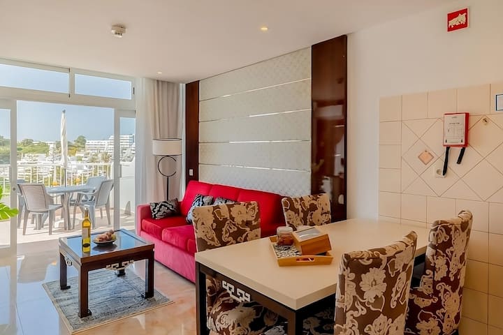 Oura Beach Getaway! 2 Modern Suites With Sea View - Albufeira