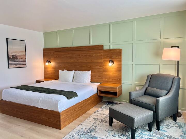 Deluxe King Bed In Ucluelet - Ucluelet