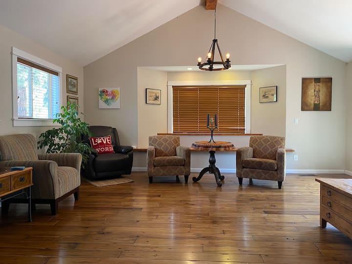 Luxury Master Bedroom & Private Ensuite Bathroom - Bend, OR