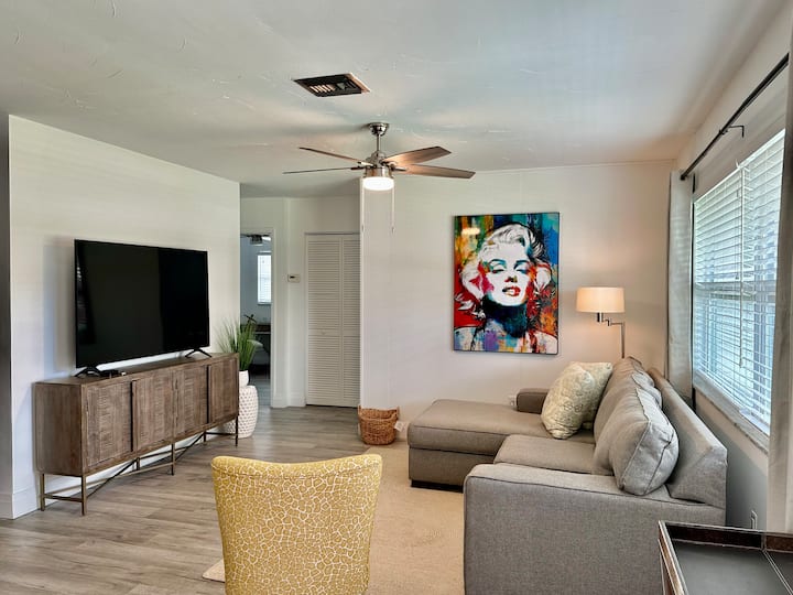 Central Naples Retreat Two Bed & Cozy Workspace - Vineyards, FL