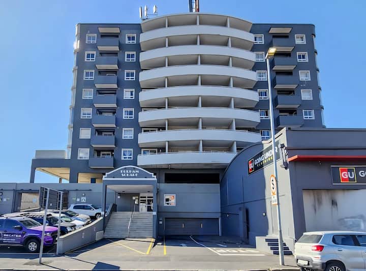 Central Head Rest - Perfect Pop In Spot - كيب تاون