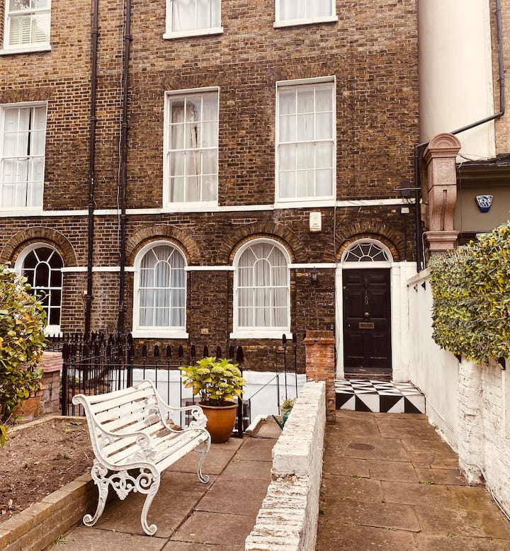 Centrally Located Studio Flat - Central London