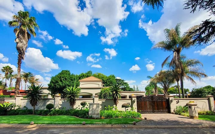 Or Tambo Airport Mansion/self Catering/holiday Hme - Boksburg