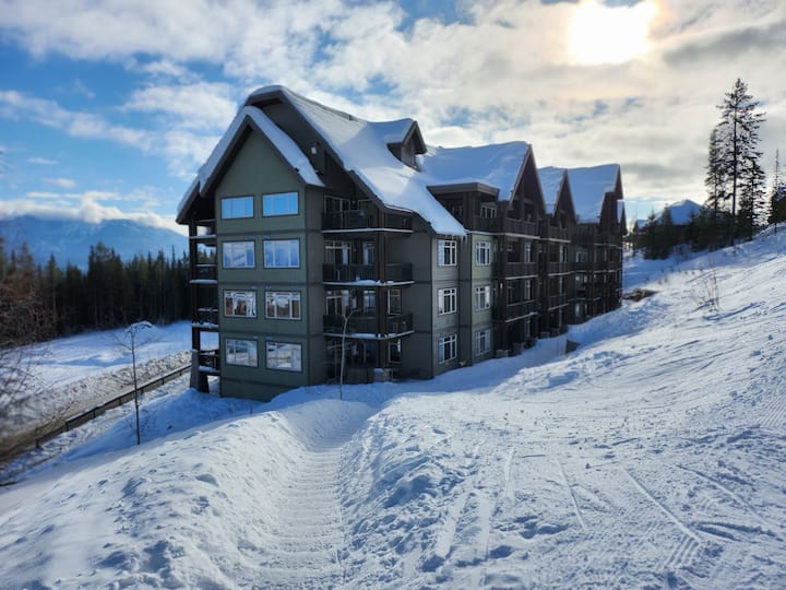 Slope Side Condo - Ski-in/out. - Alberta