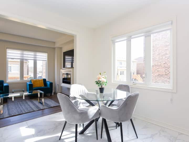 Stylish Home In Waterdown - Burlington