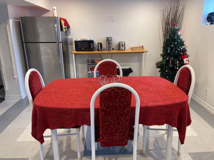 Private Bedroom - Clean & Cozy -Near Lake-parking - Oakville