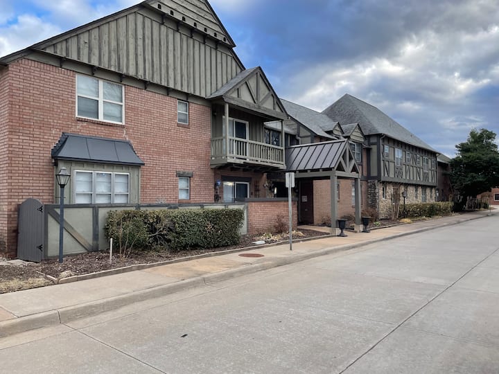 Comfy Fully Furnished Apartment - Tulsa, OK