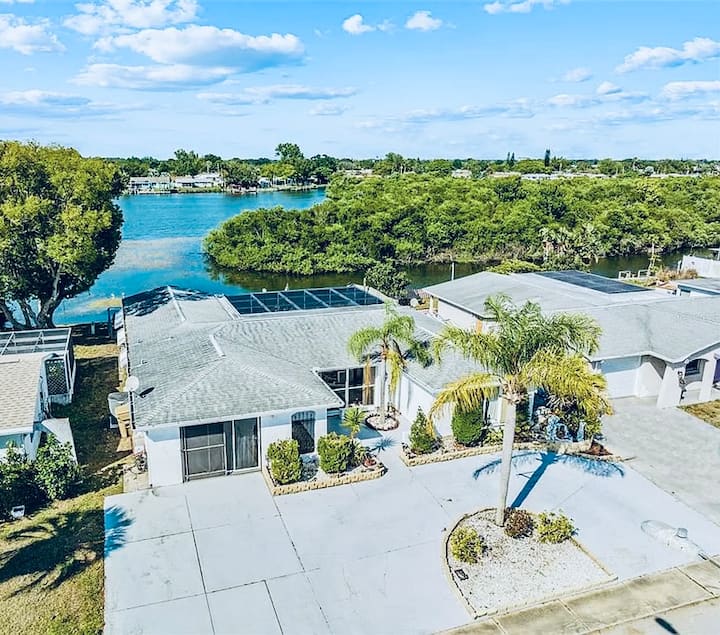 Stunning Lakefront & Heated Pool - Holiday, FL