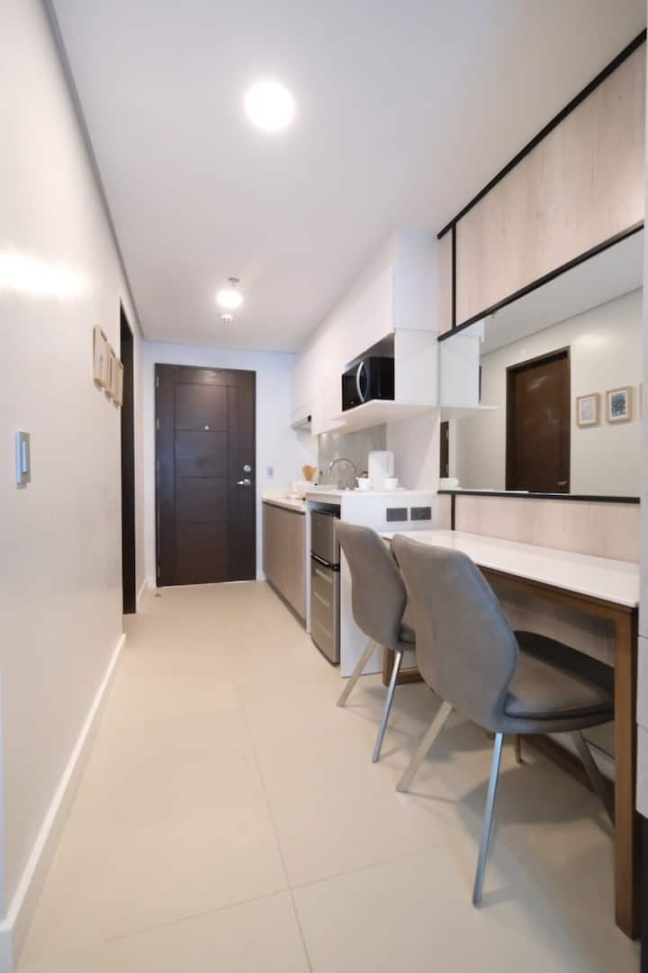 Modern Studio @ It Park W/ Fiber Wifi + Netflix - Cebu City