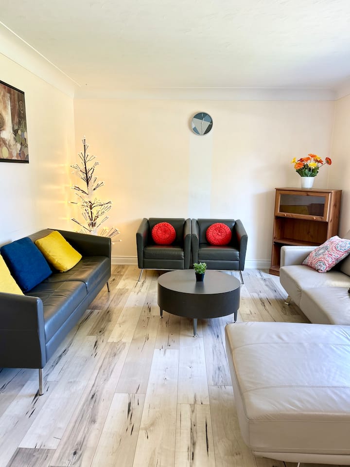 Full House On Main Floor Near Fairview Mall! - Chicopee