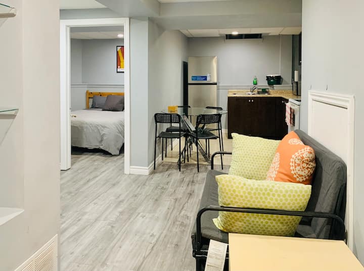Entire Bmt Suite/parking/full Kitchen & Bath - エイジャックス