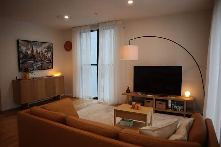 Bright Spacious Loft | Parking & Workspace - Melbourne