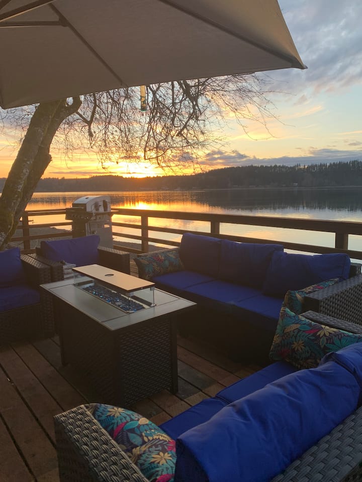 Sunset Beach House - Private Waterfront Getaway - Shelton, WA