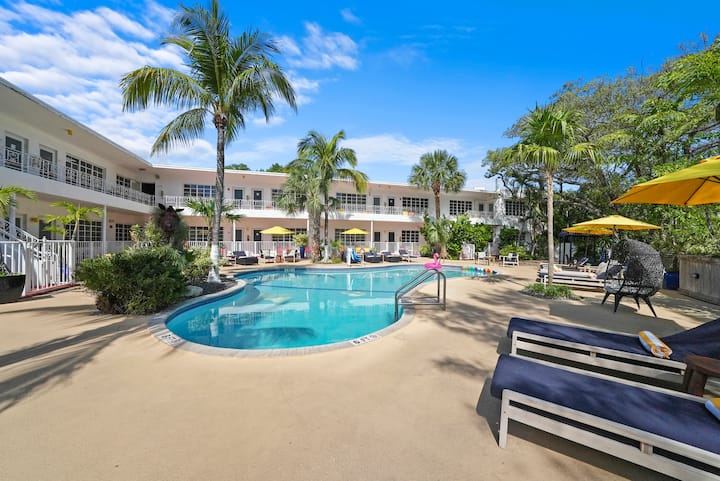 Spacious Miami Beach 2 Bedroom Apt, Kitchen & Pool - Miami Beach, FL