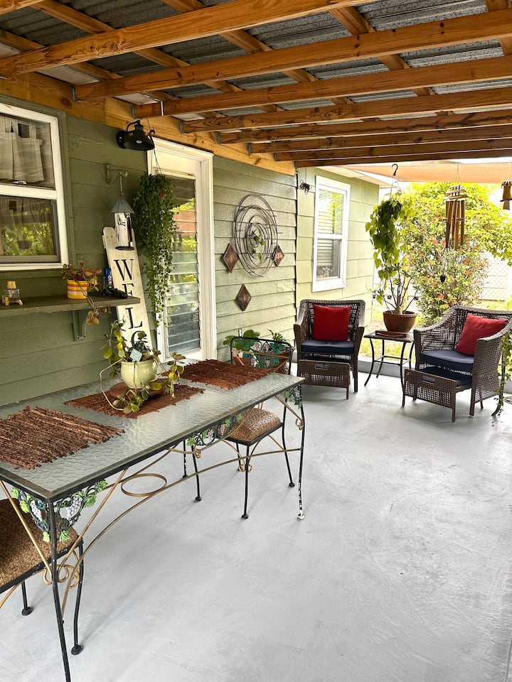 Cozy Boho House Getaway With Spacious Garden - San Petersburgo, FL