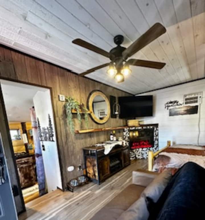 Cozy Rustic Red Cabin - Custer, SD