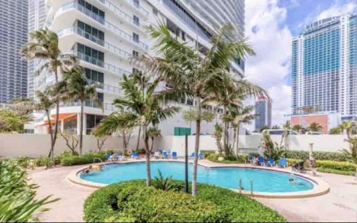 Relax And Enjoy ! Ocean View - Hollywood, FL