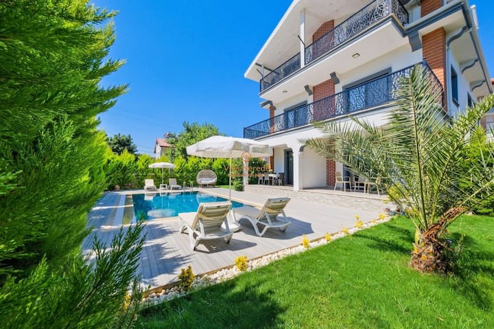 Fethiye Merkez De 7 Yatak Odalı  Villa - Ovacık