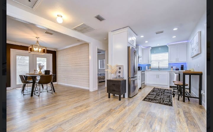 Pool, Pet Friendly Oasis - Near Marina & Downtown. - Tampa, FL