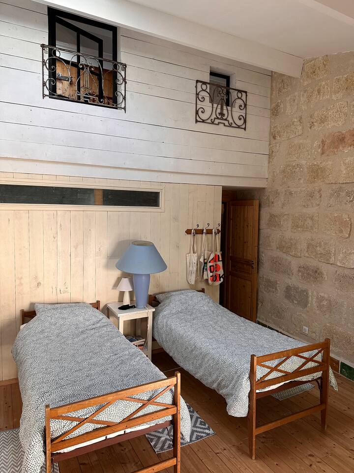 Chambre 20m2, Possibilité Massage Holistique - Aimargues