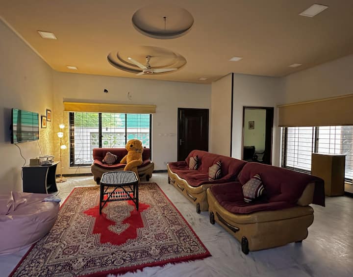 King Beds Suite | W/ Market | Safe & Serene | Dha - Lahore