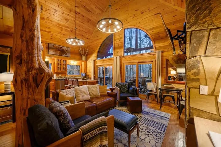Hot Tub, Game Room, & Fire Pit In Broken Bow! - Broken Bow, OK