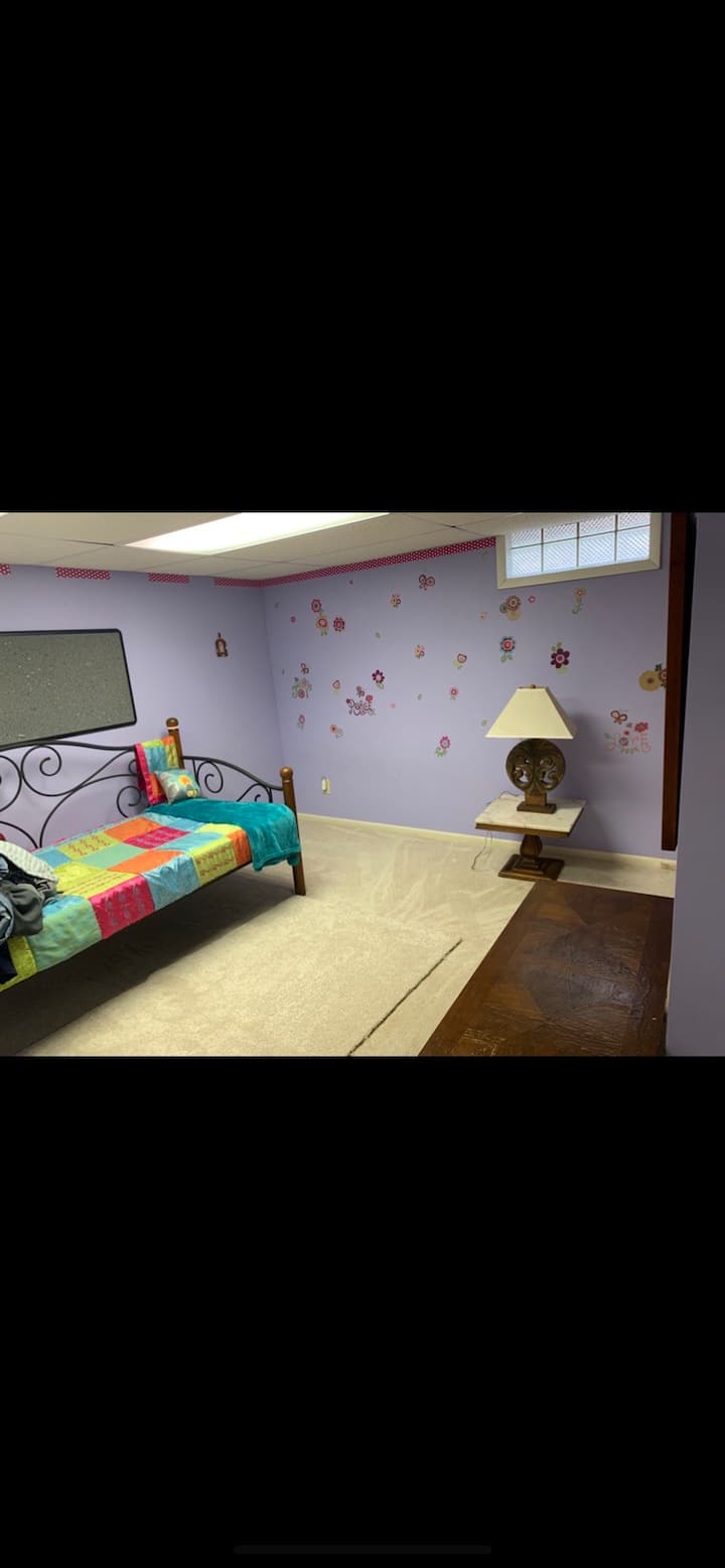 Room- $35 , Minutes From All Major Freeway - Parma, OH