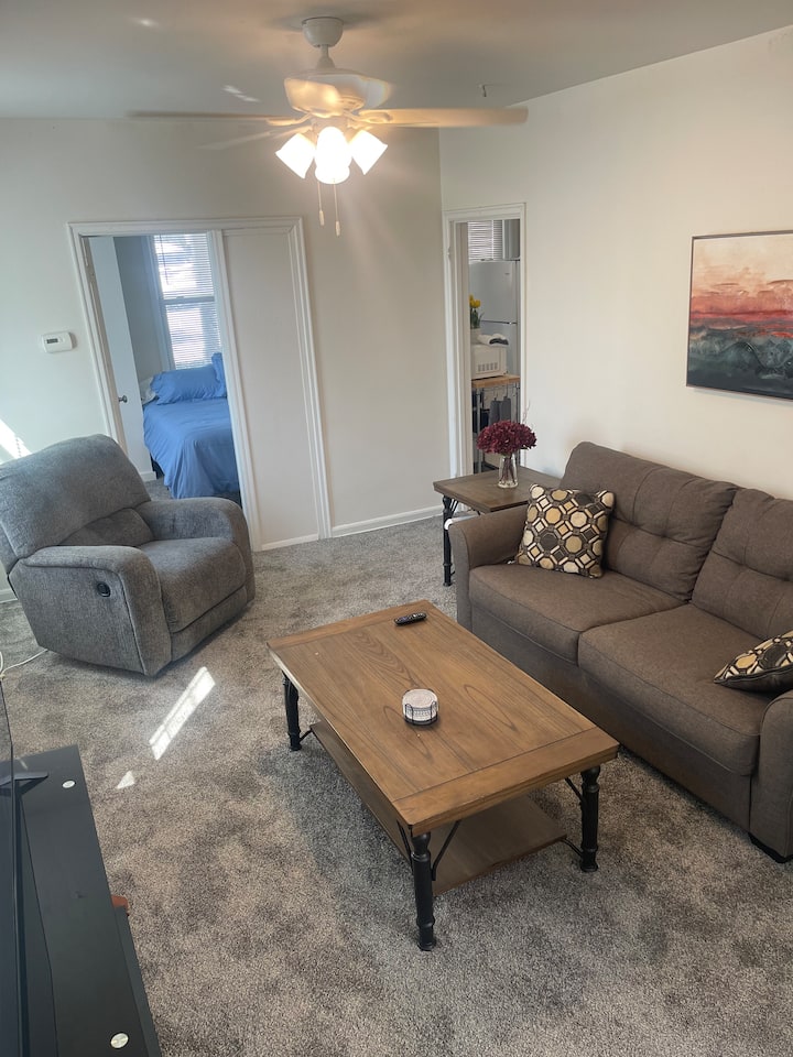 Cozy Two Bedroom Apartment - Omaha, NE