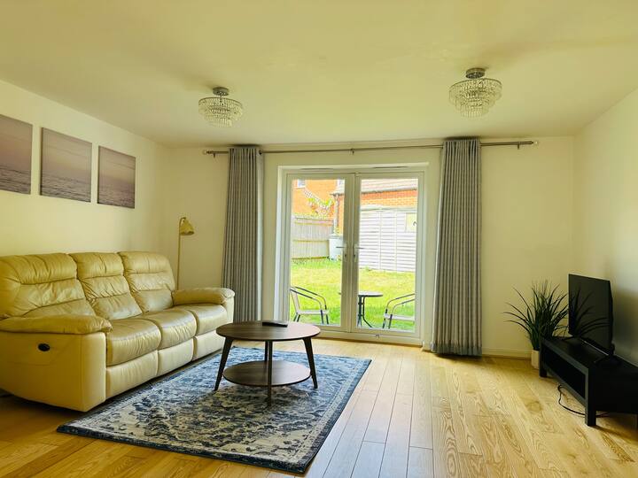 Lakeside Four Bedroom House - Bicester