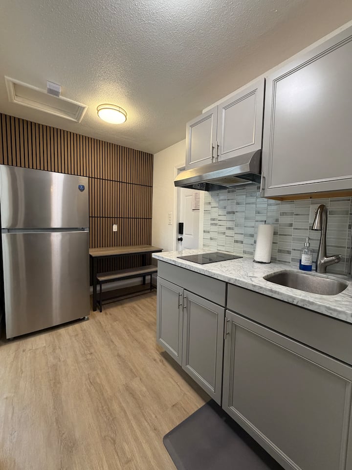 Cozy, Modern Studio (Unit 2) - Modesto, CA