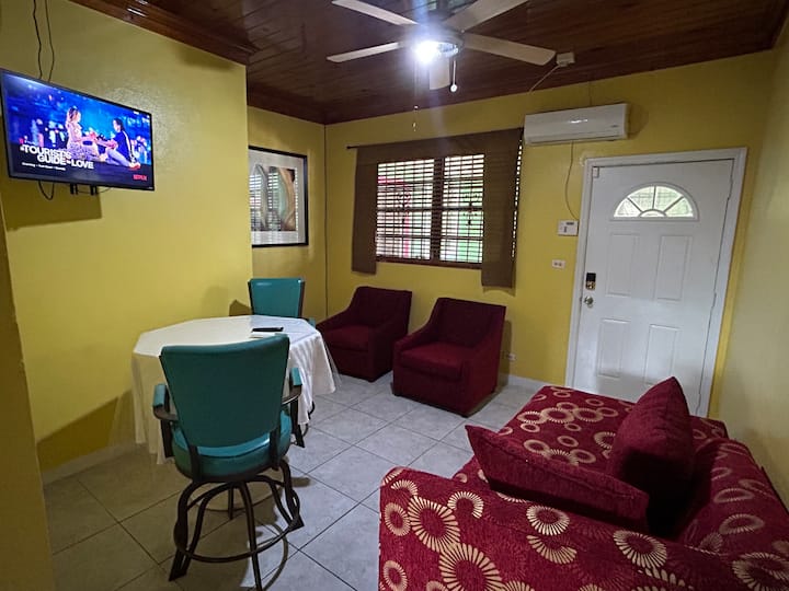Spacious 2bed Unique Airbnb! - Nassau