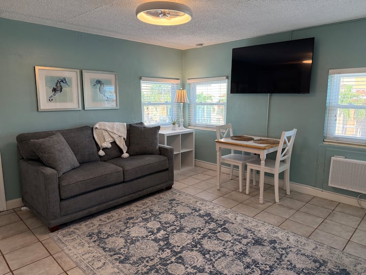 Quaint Retro Beach Efficiency - Clearwater Beach