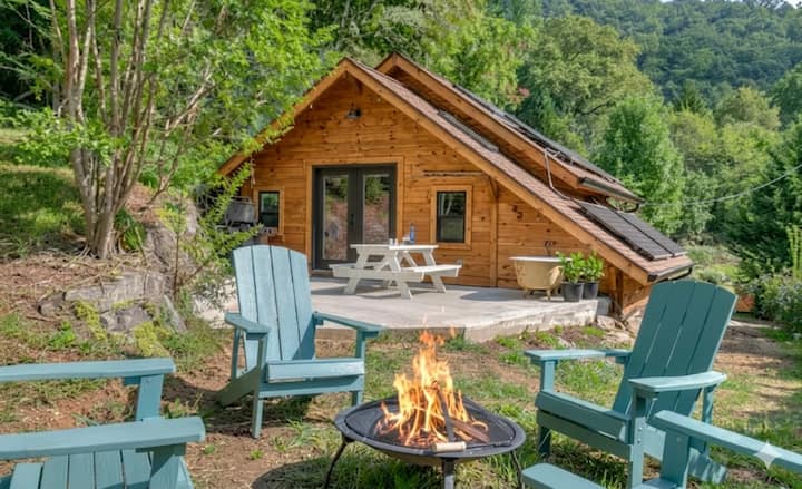 Cabin W/ Mountain Views & Farm Life Near Downtown - Asheville, NC