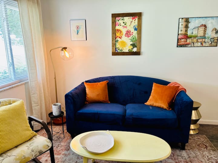 Cozy Apartment Near Downtown - Bloomington, IN