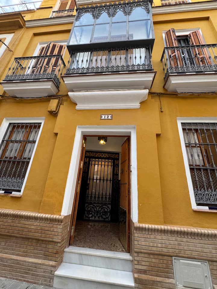 Charming Patio Apartment · 1 Min Cathedral - セビーリャ