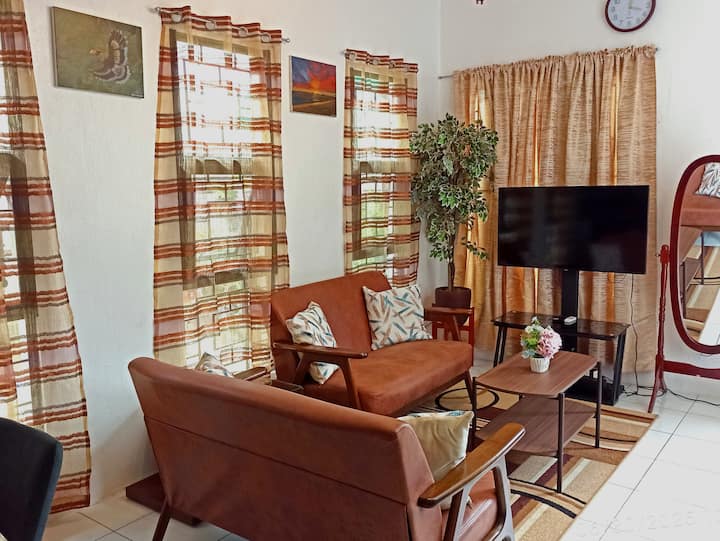 Cozy 3 Bedroom Home In Bacolod With Parking - Bacolod
