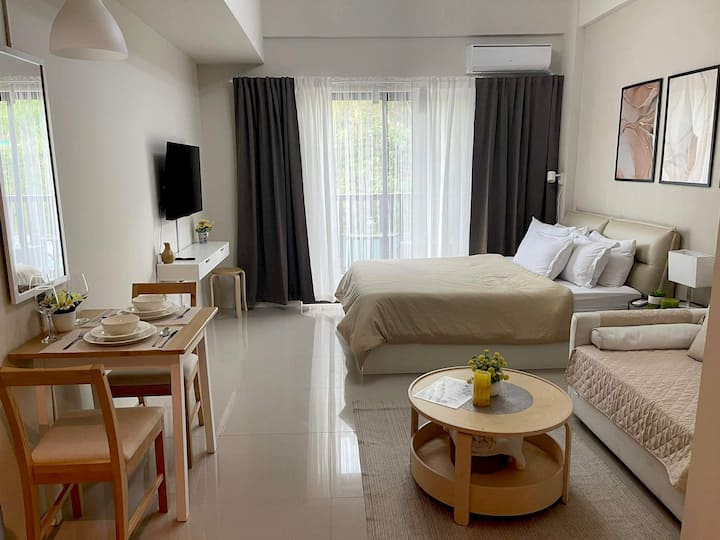 Crosswinds Hotel Like Modern Studio Unit - Talisay