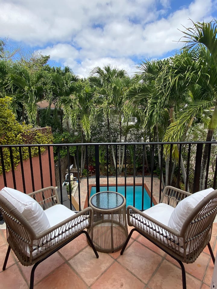 Casa In The Grove - Key Biscayne, FL