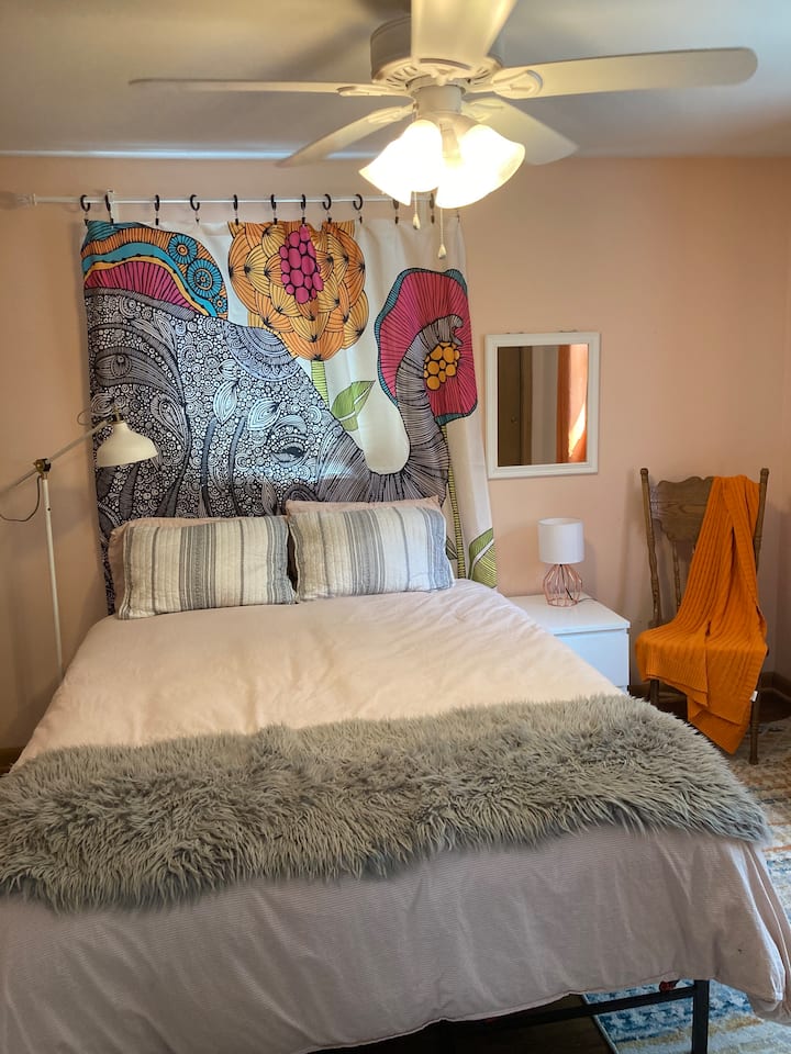 Queen Bedroom, Shared Bathroom - Columbus, OH