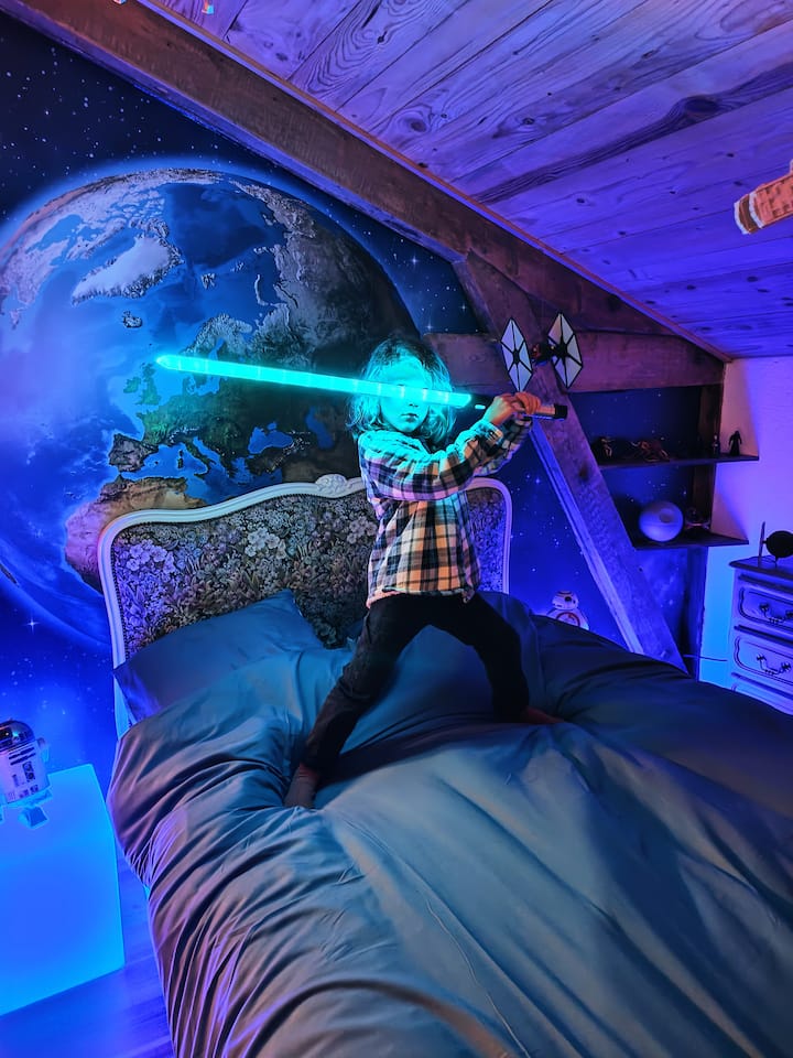 La Planque Des Super-héros – Gîte Immersif 80/90s - France