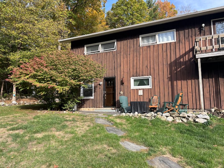 Cozy Wooded Getaway - Middlebury, VT