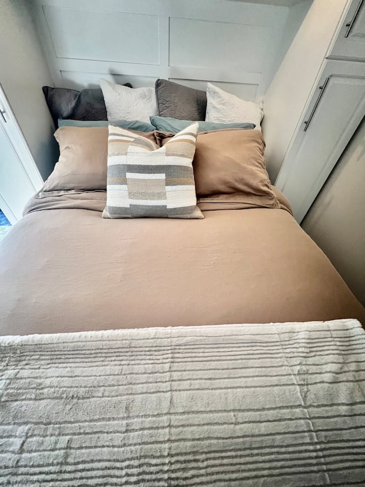 Bright Studio! Wifi & Free Pkg! - Vancouver