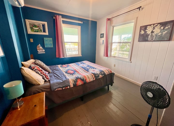 Oceanfront, Starlink, Ac, Hot Shower, & Kitchen! - Utila