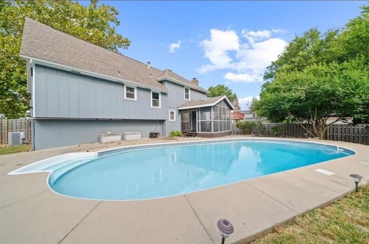 Peaceful Oasis With Pool In Olathe - Olathe, KS