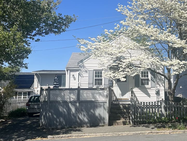 Cozy Salem Cottage W/ Private Driveway & Backyard - Salem, MA