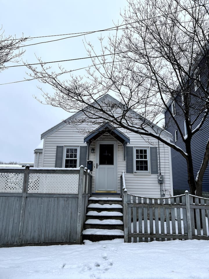 Cozy Cottage With Private Driveway And Backyard - Beverly, MA