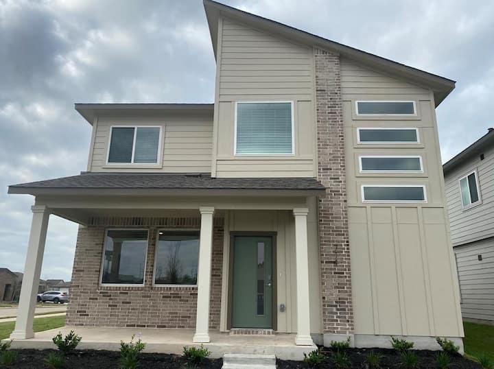 A Modern & Homely House. - College Station, TX