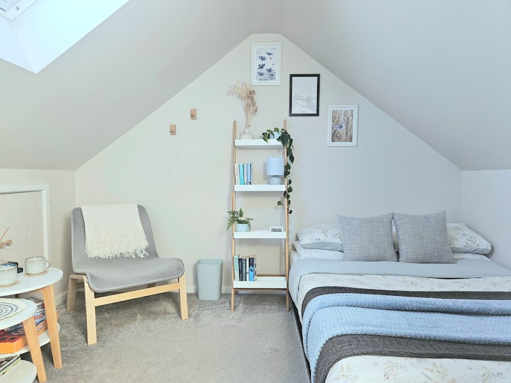 Cosy Attic Room 'In The Clouds' With Free Parking - Bristol