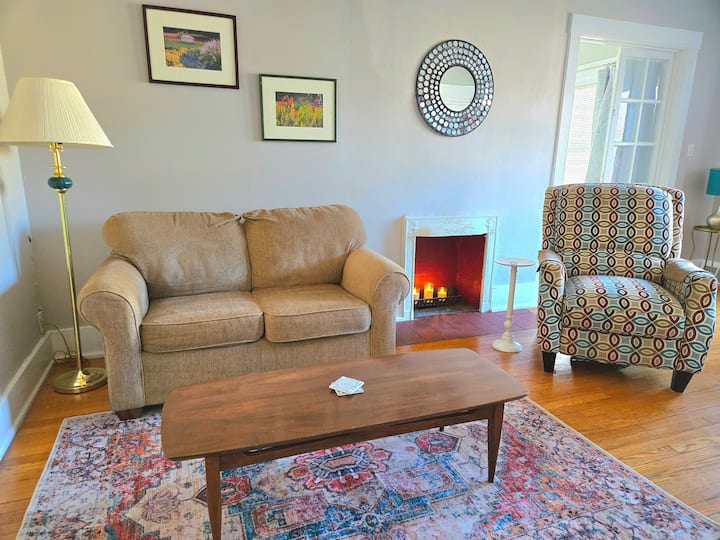 Charming Centrally Located Vintage 2bd Apt - Davenport, IA