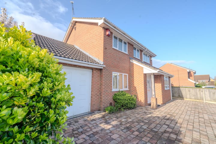 Spacious 4-bed Home •Garden, Garage & Free Parking - Reading